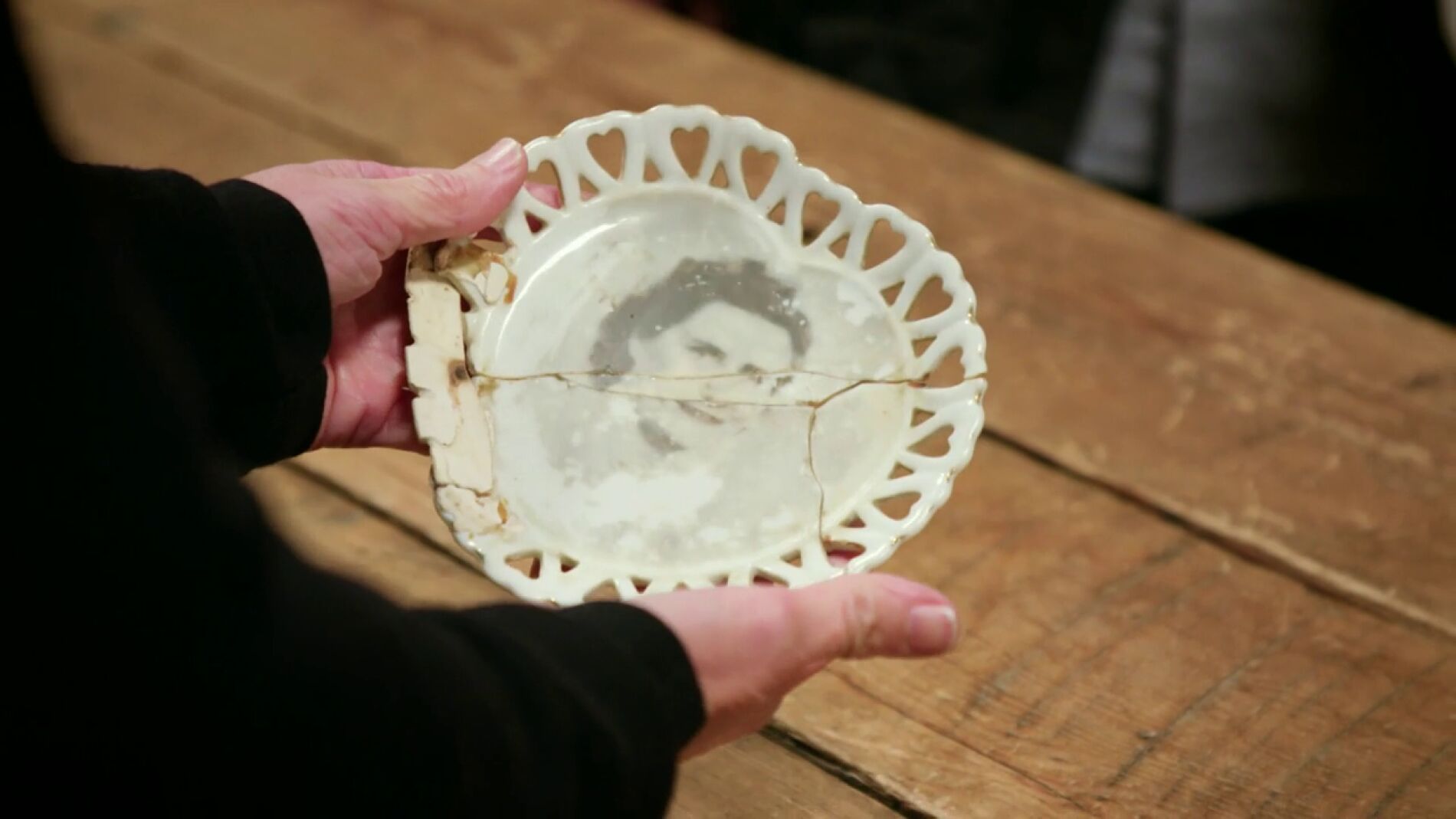 Un plato de porcelana completamente roto llega a las manos de la ...