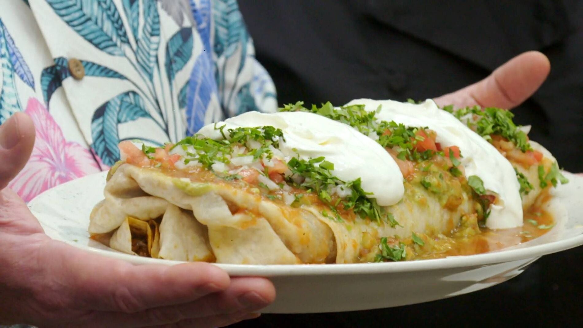 El burrito muy macho tiene el tamaño de dos balones de fútbol americano