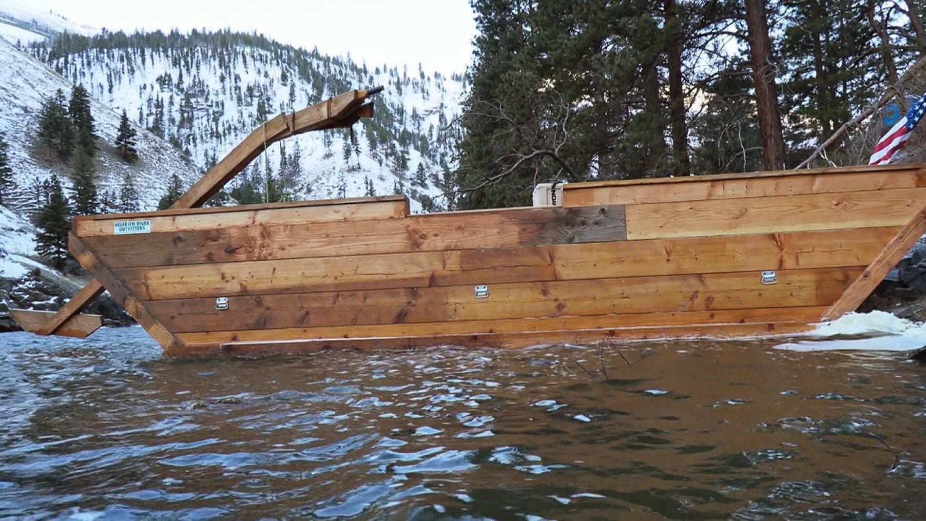 Una chalana artesanal para navegar por aguas bravas durante 15 kilómetros