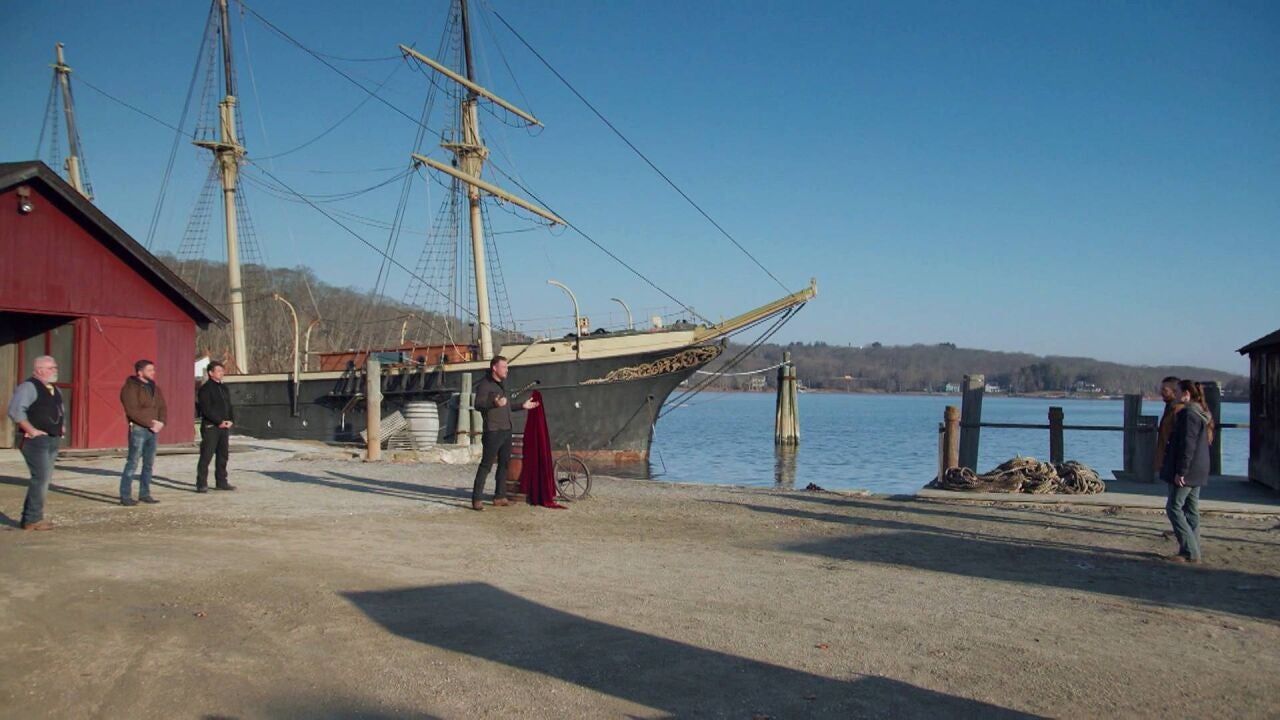 Los armeros se reúnen en un museo marítimo para construir un cuchillo ...