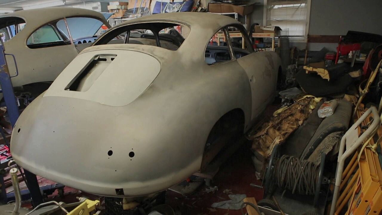 Mike Wolfe se queda atónito ante una colección del Porsche 356