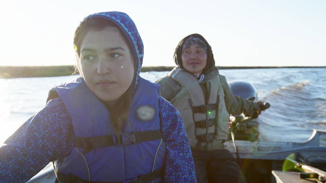 Agnes Hailstone y su hija Carol pescan sin éxito en Kiwalik