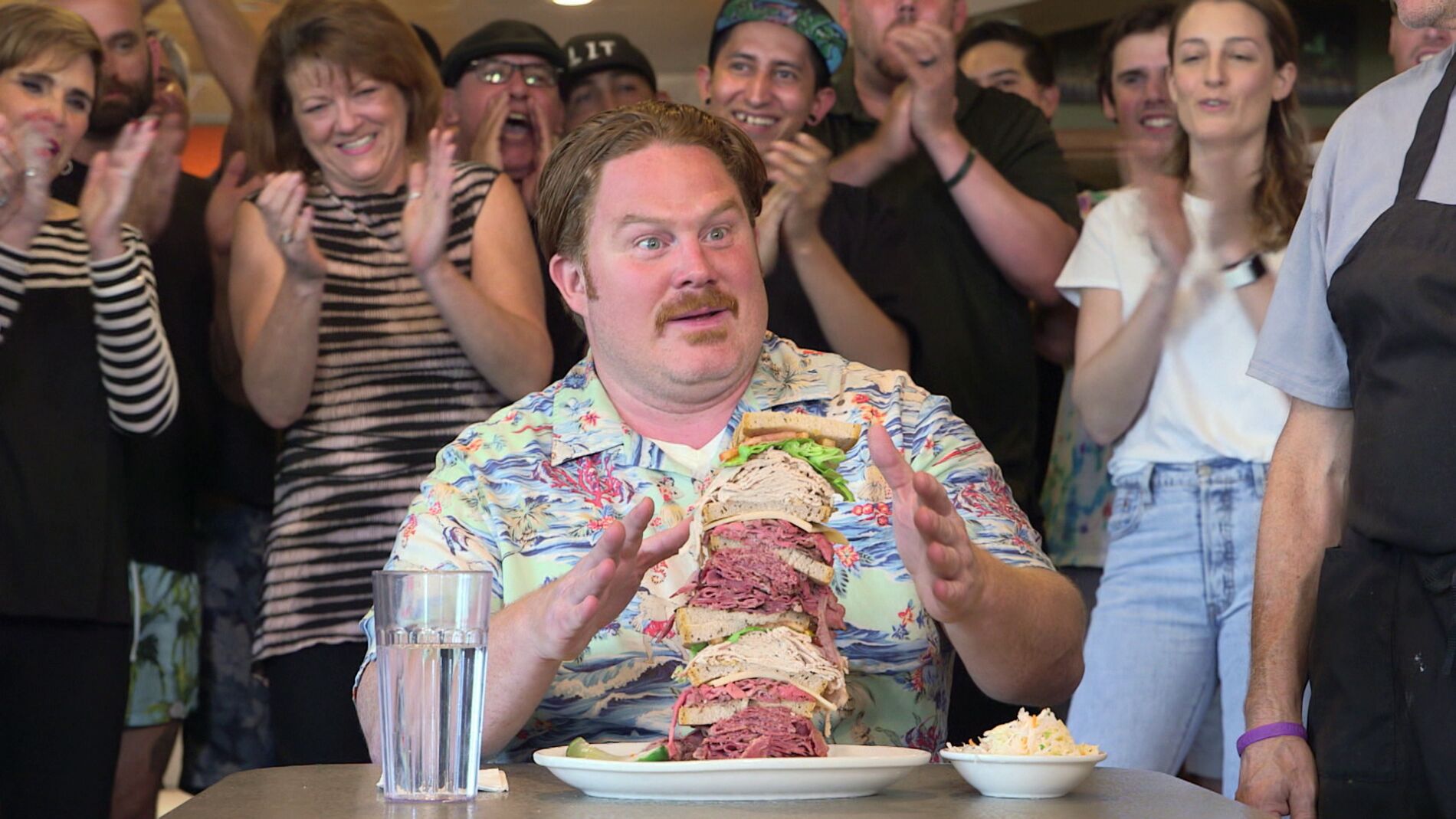 Casey Webb se enfrenta a un sandwich de seis plantas