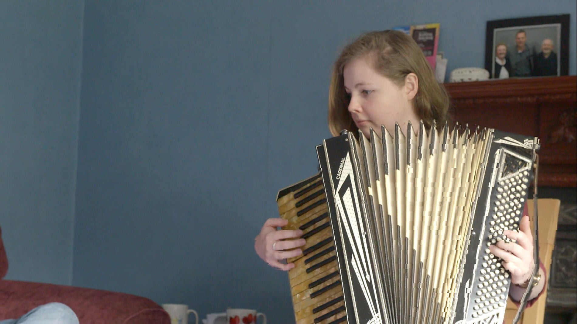 A sus 93 años, esta mujer vuelve a escuchar la música del acordeón que ...