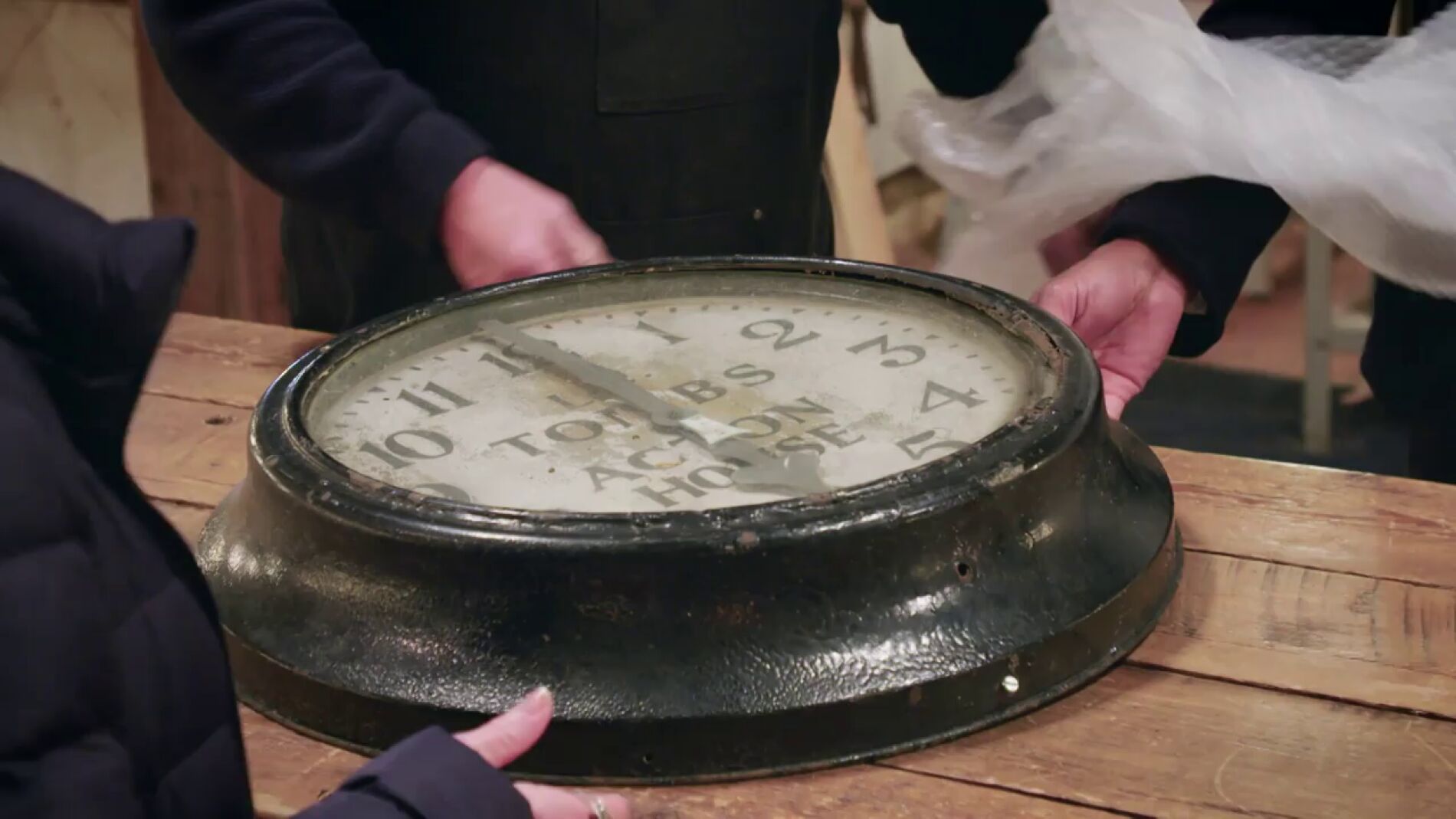 Un reloj de pared con mucha historia por detrás necesita un arreglo