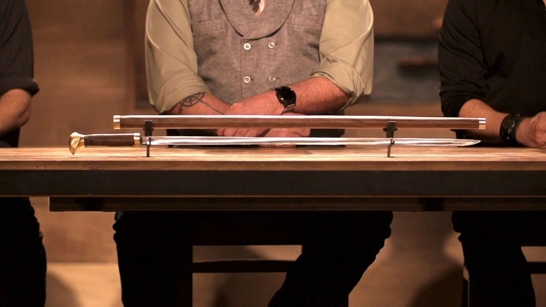 El desafío de elaborar un cierre y un bastón que proteja una espada ...