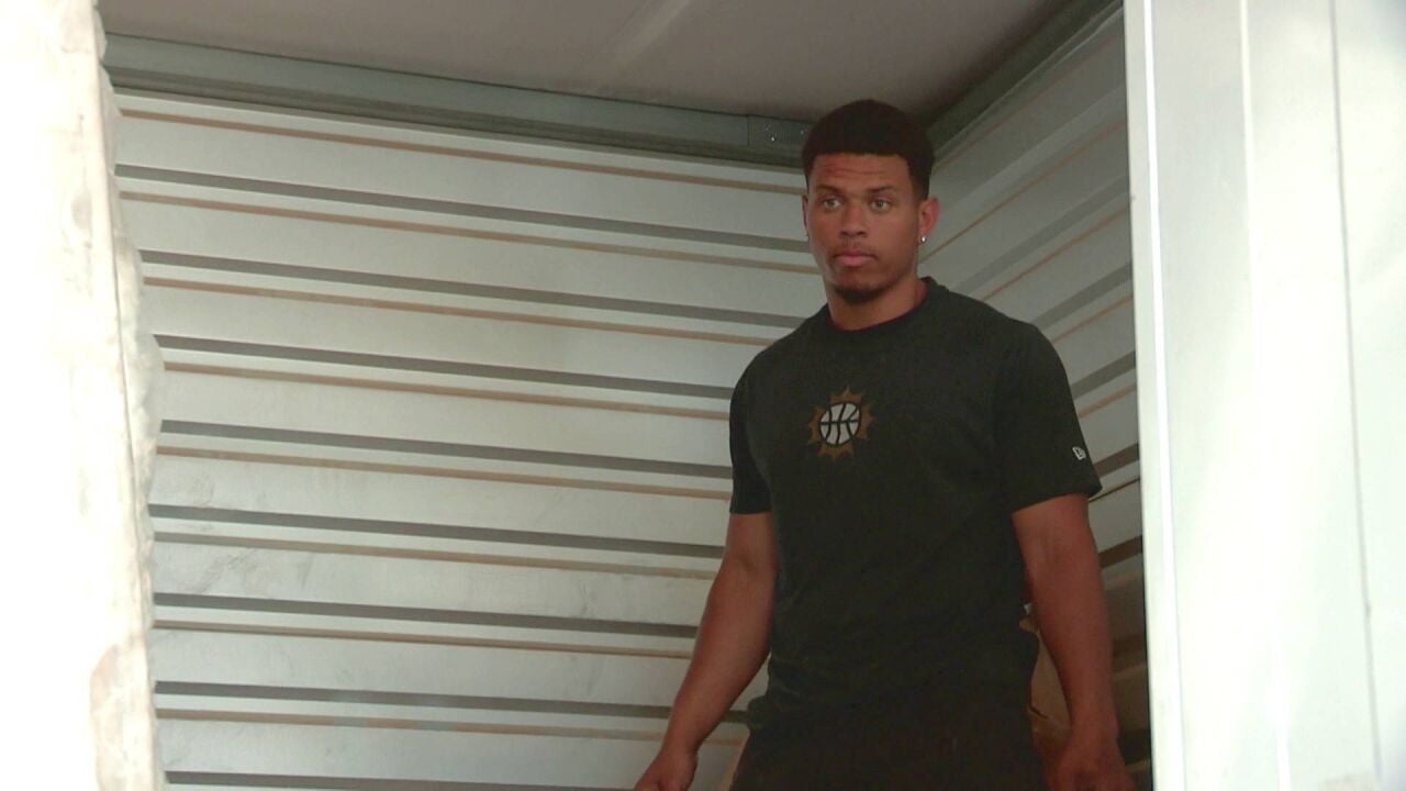 Ivy e Isaiah sacan un enorme beneficio del trastero que han comprado