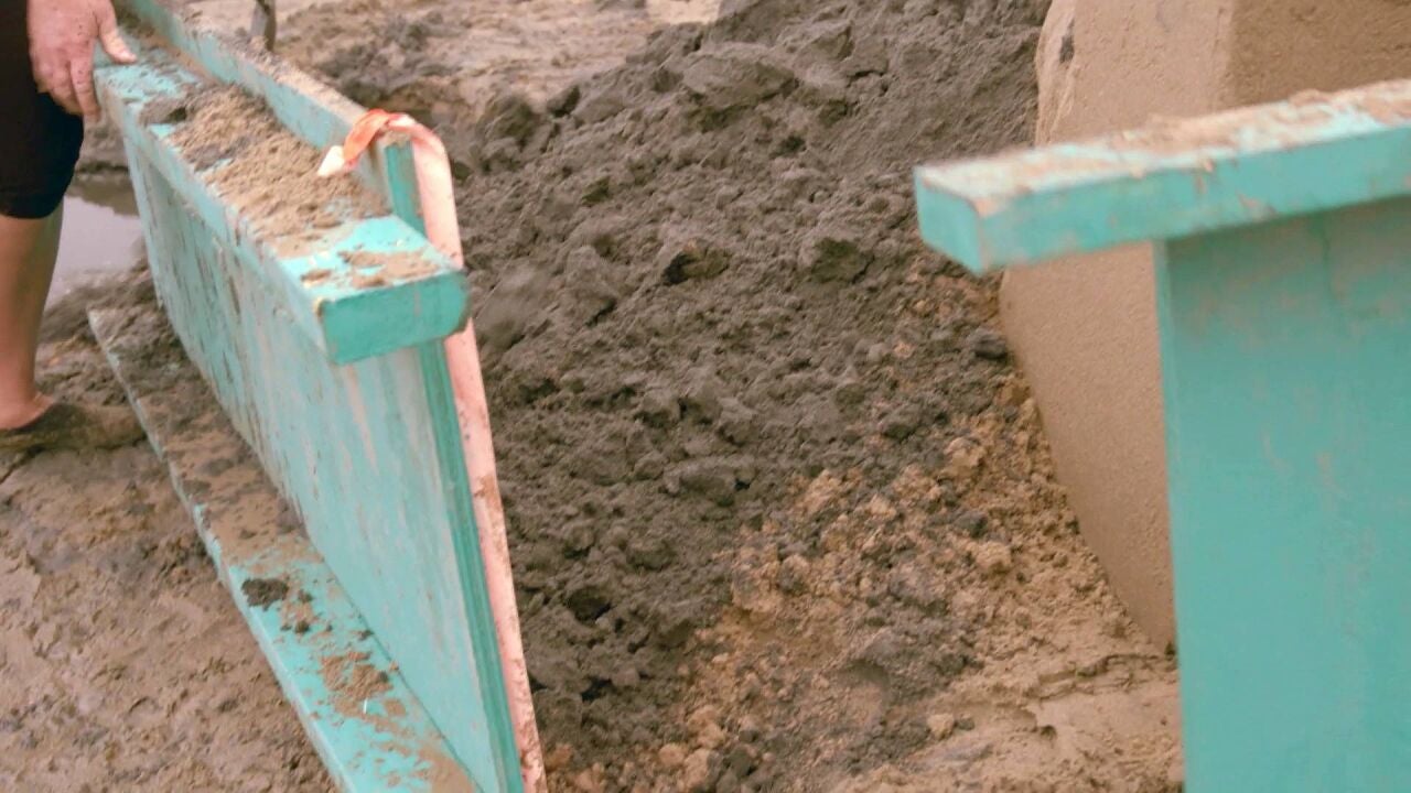 Un tipo de arena negra causa numerosos problemas a las concursantes de ...